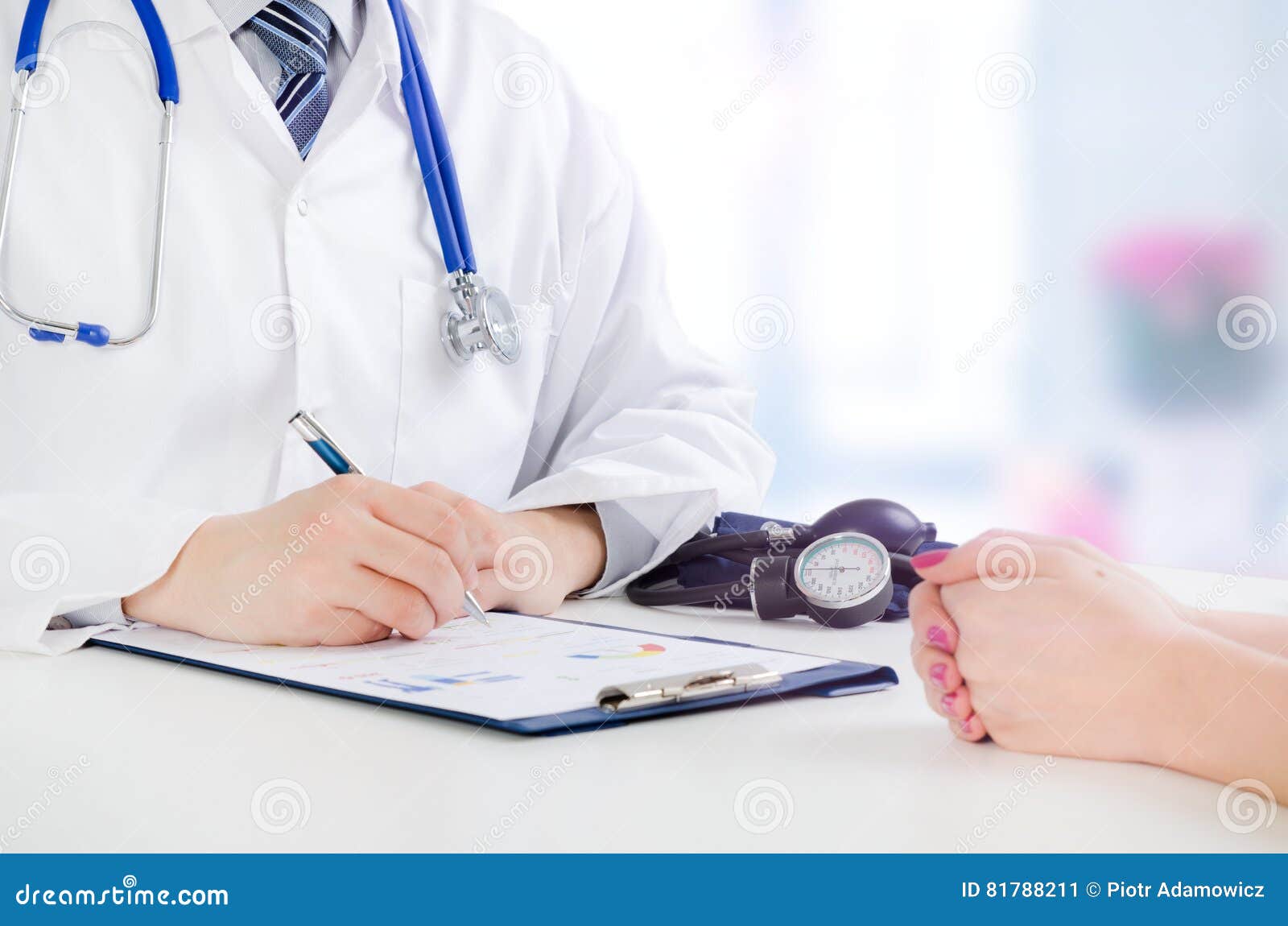 Doctor Y Consulta Médica Paciente Imagen de archivo - Imagen de ...