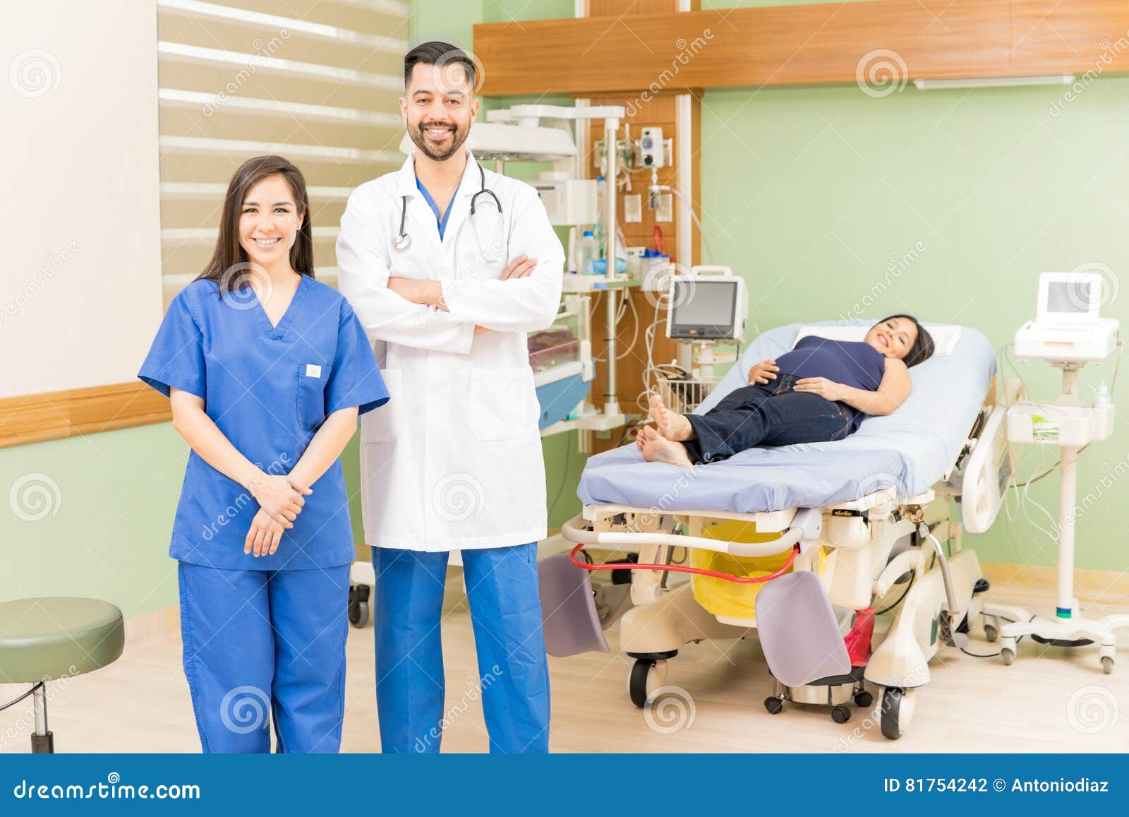 Doctor Y Enfermera Con Un Paciente Embarazada Foto de archivo - Imagen ...