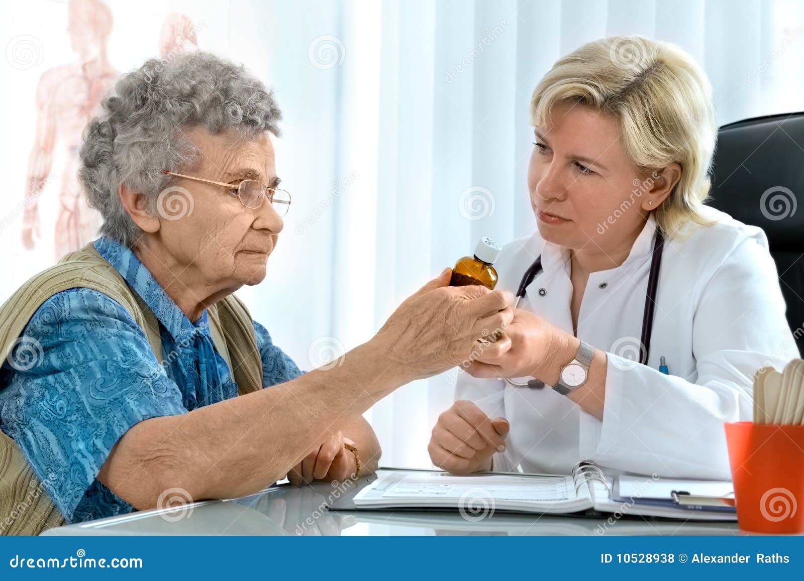 Doctor y paciente foto de archivo. Imagen de gente, horizontal - 10528938