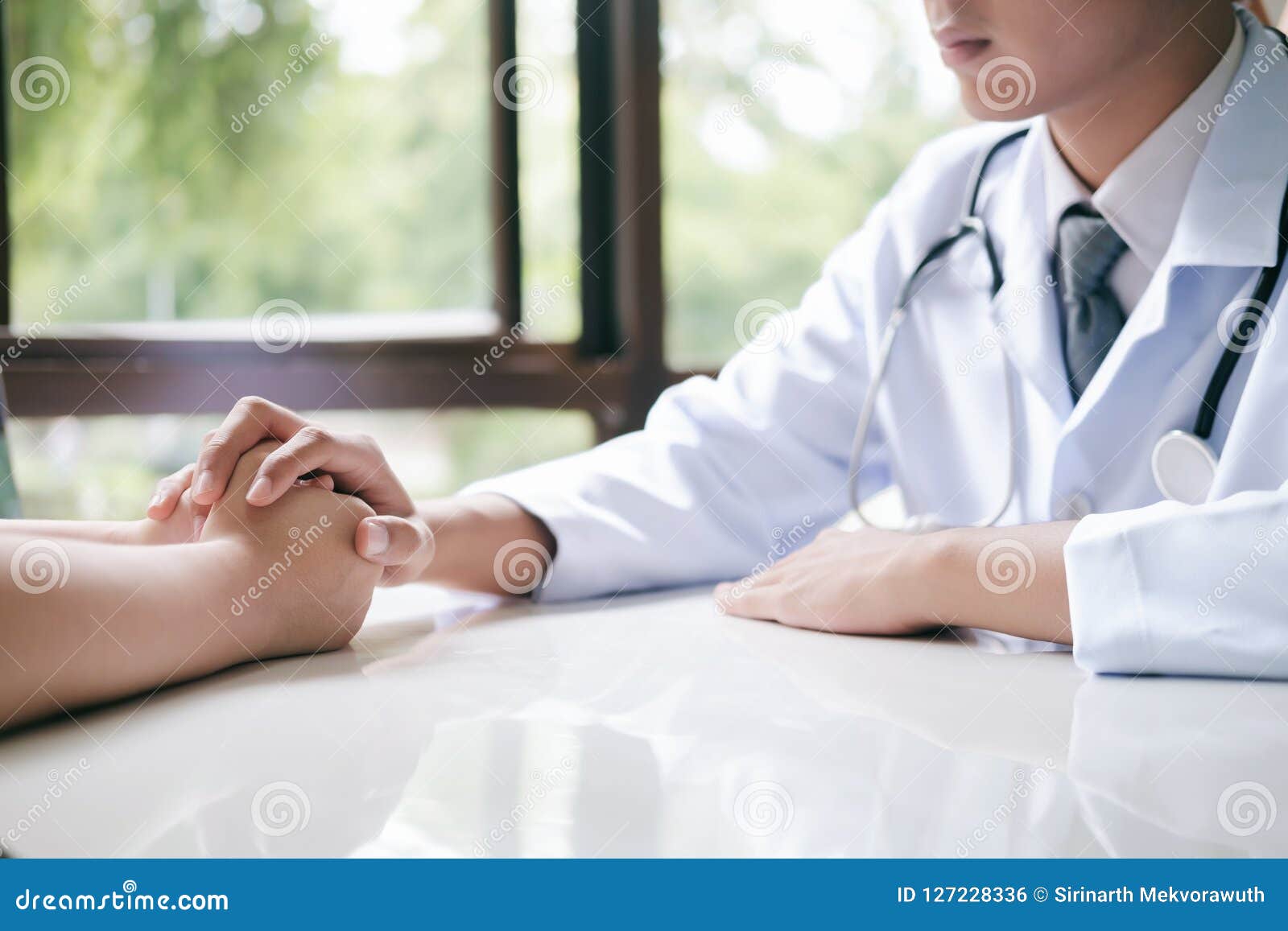 Doctor y paciente foto de archivo. Imagen de reconfortante - 127228336