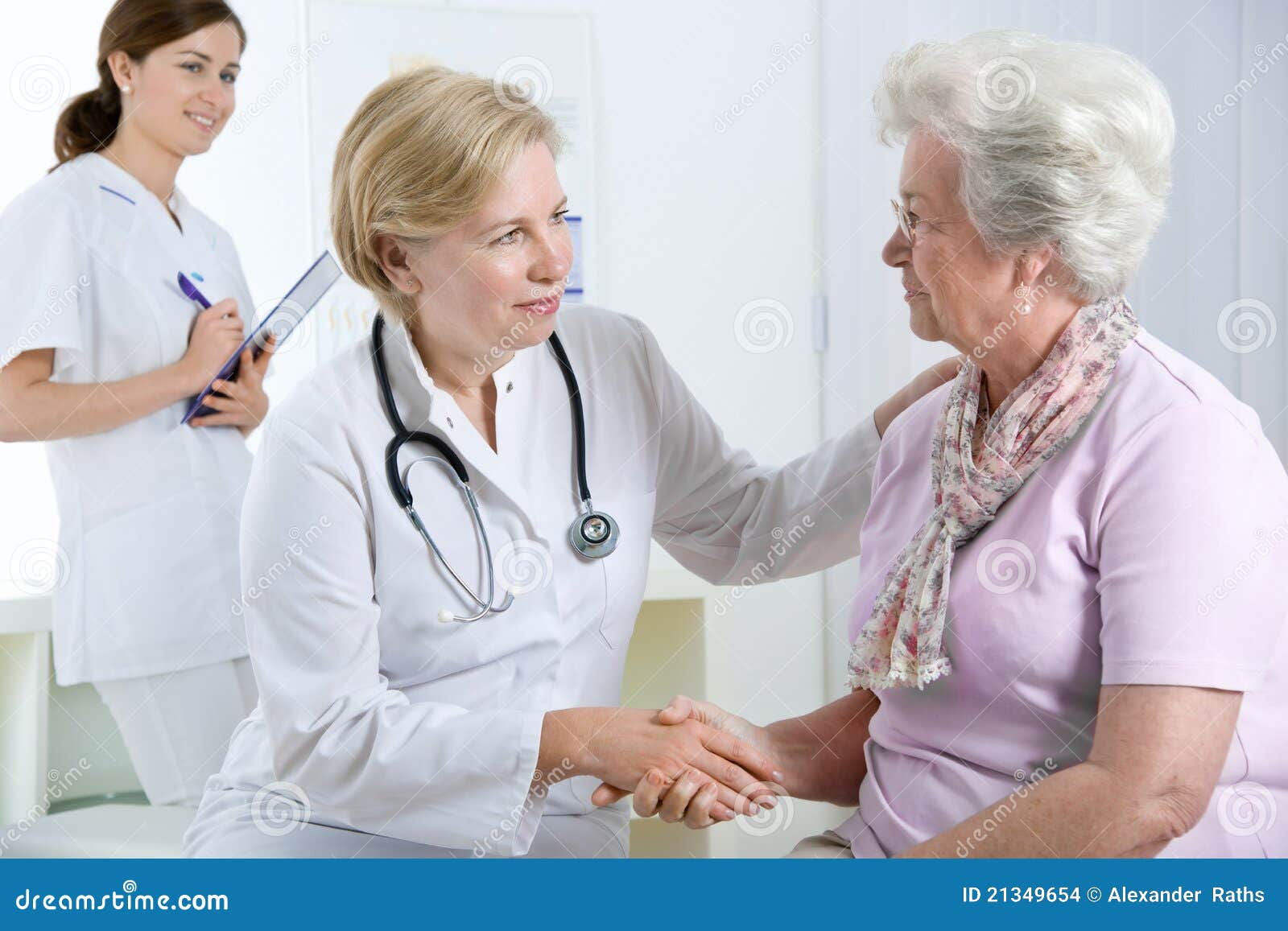 Doctor y paciente foto de archivo. Imagen de ayuda, tres - 21349654