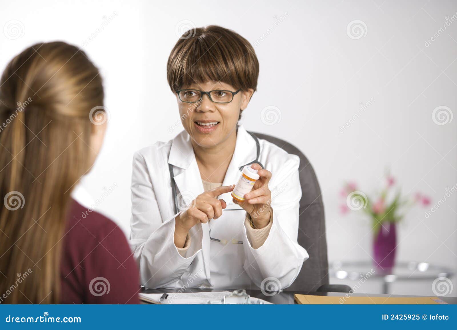 Doctor y paciente. imagen de archivo. Imagen de medicina - 2425925