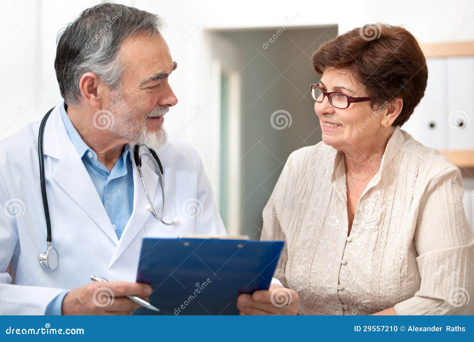 Doctor y paciente foto de archivo. Imagen de prescriba - 29557210