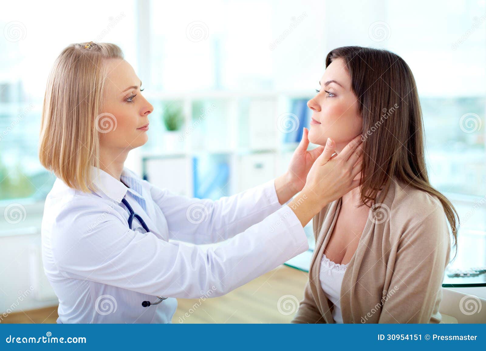 Doctor y paciente imagen de archivo. Imagen de collar - 30954151