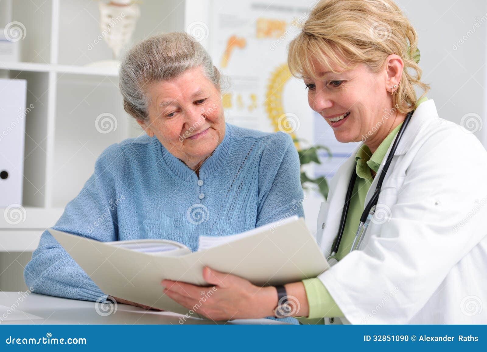 Doctor y paciente foto de archivo. Imagen de medicina - 32851090