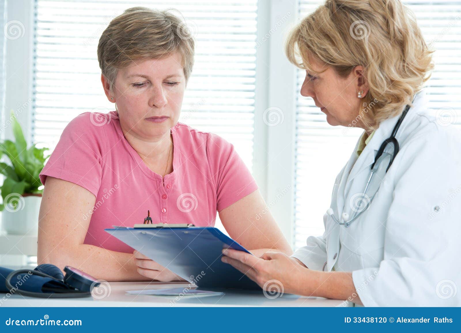 Doctor y paciente foto de archivo. Imagen de laboratorio - 33438120