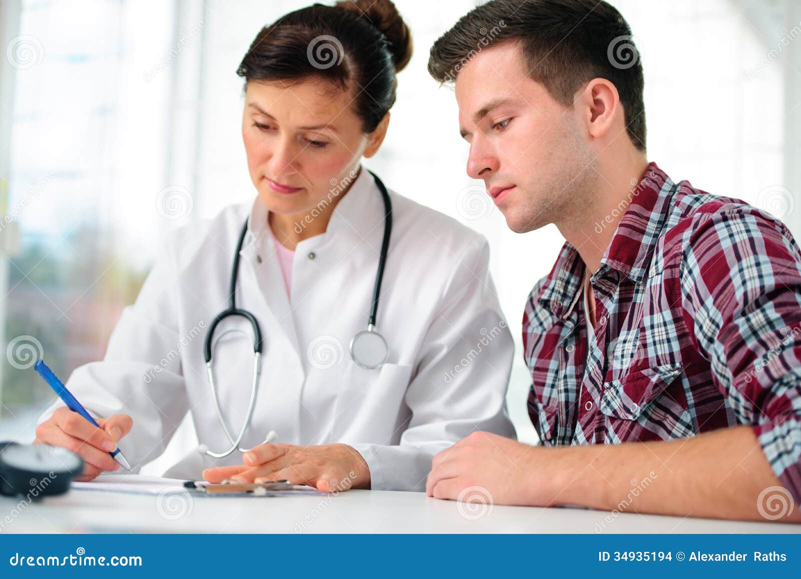 Doctor y paciente foto de archivo. Imagen de charla, cuidado - 34935194