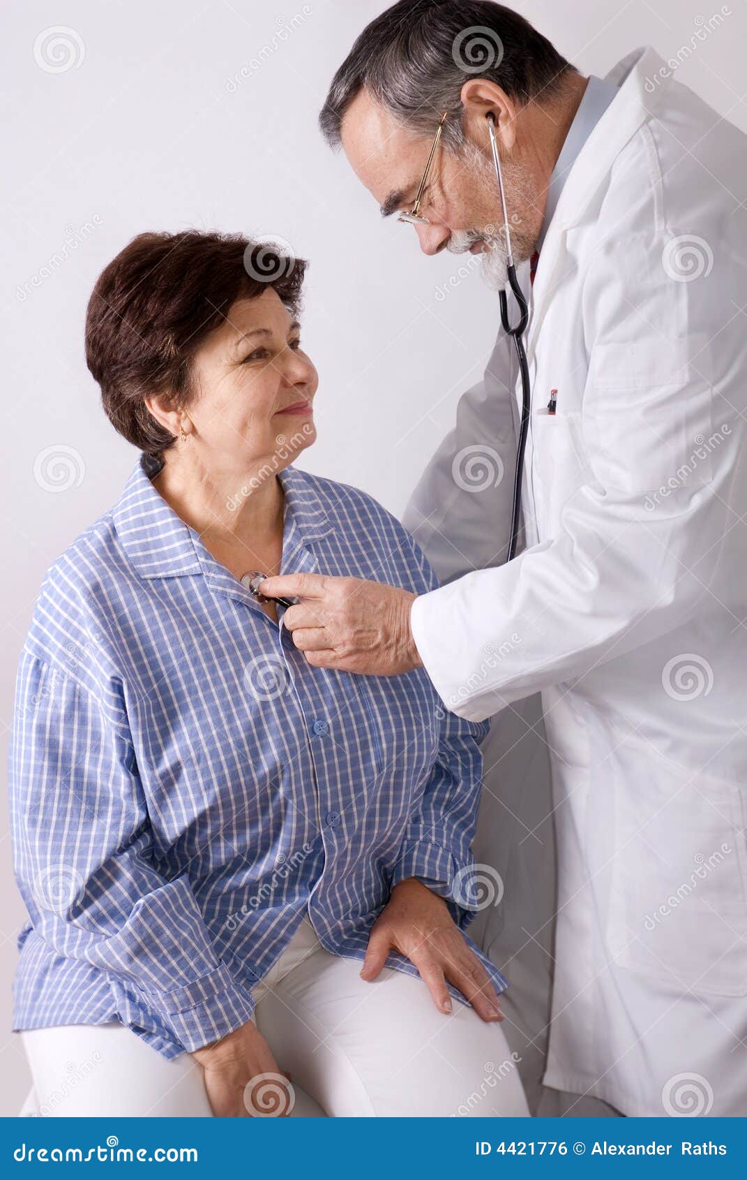 Doctor y paciente foto de archivo. Imagen de medicina - 4421776