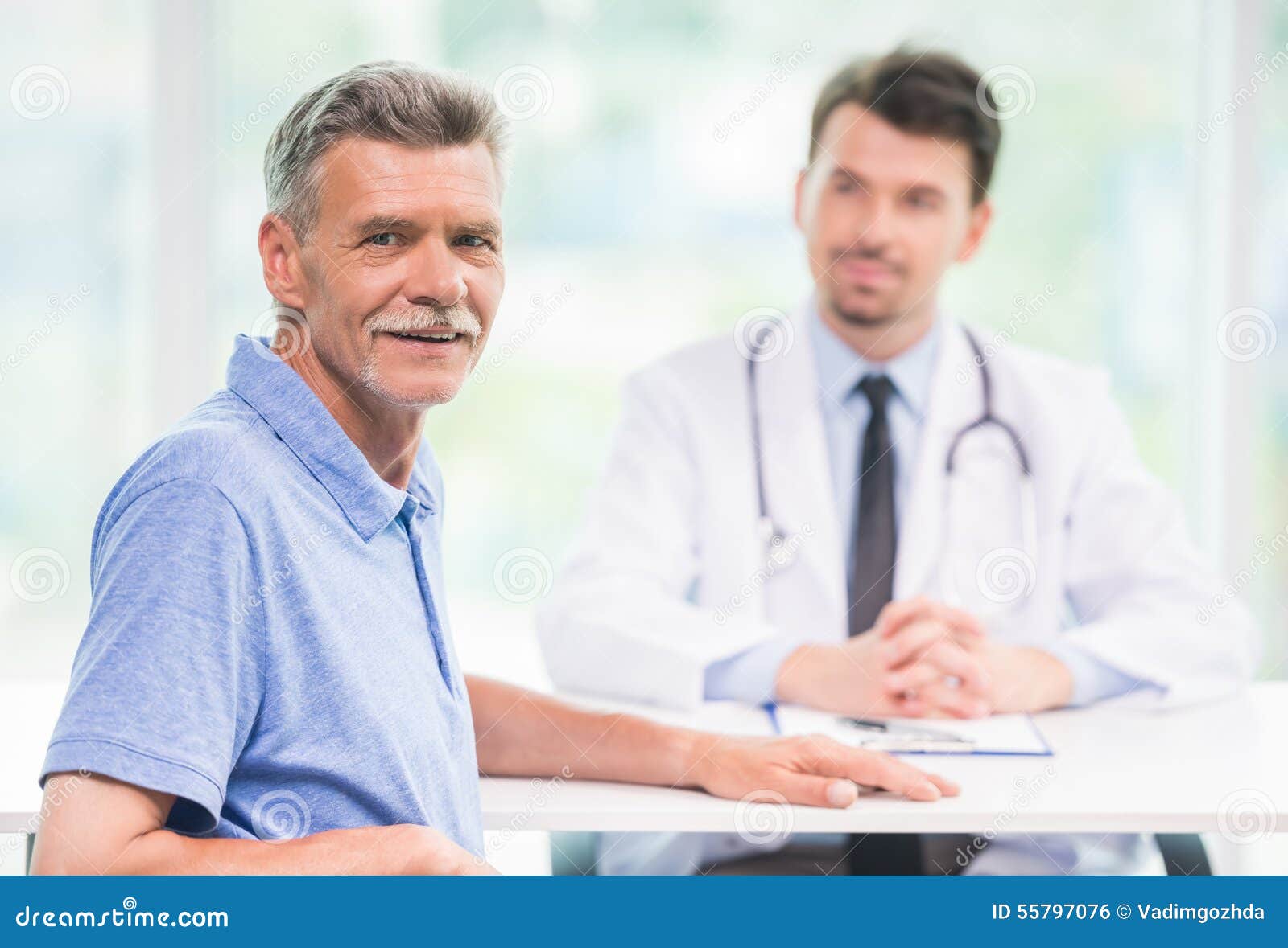 Doctor y paciente foto de archivo. Imagen de salud, hablar - 55797076