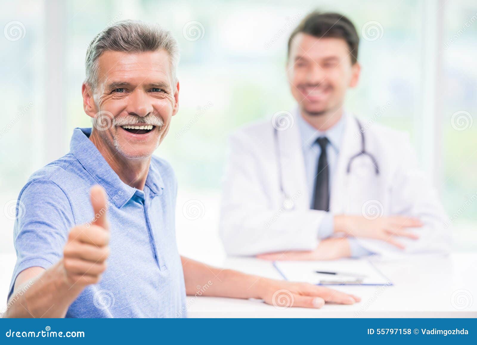 Doctor y paciente foto de archivo. Imagen de cuidado - 55797158