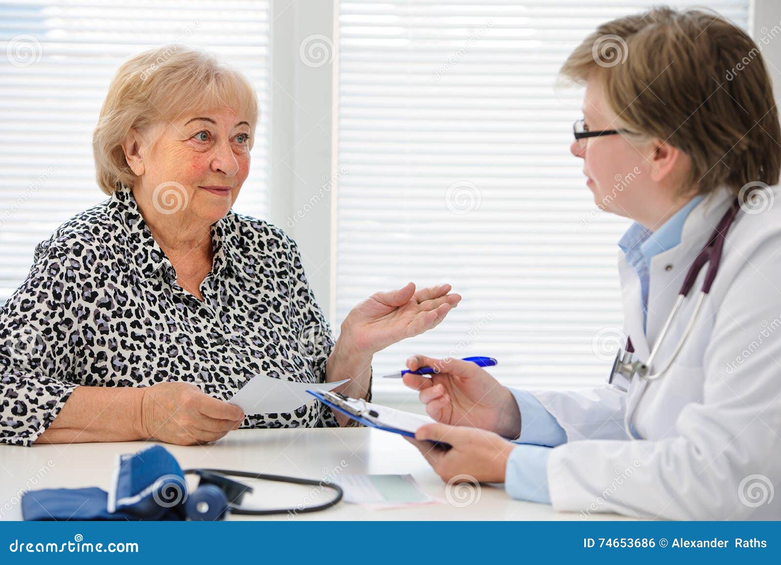 Doctor y paciente foto de archivo. Imagen de examen, interactuando ...