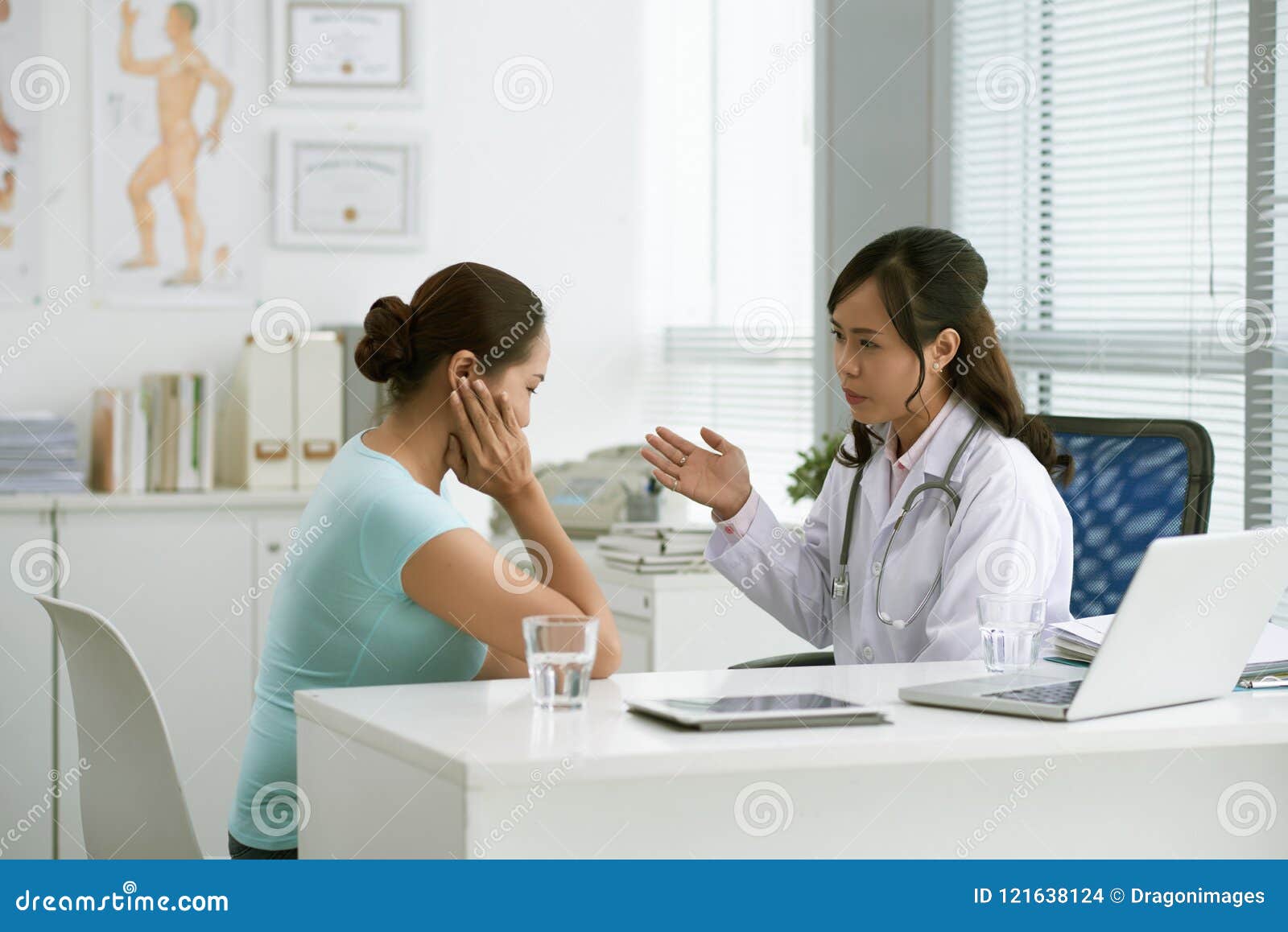 Doctor Y Paciente Que Hablan Foto de archivo - Imagen de joven ...