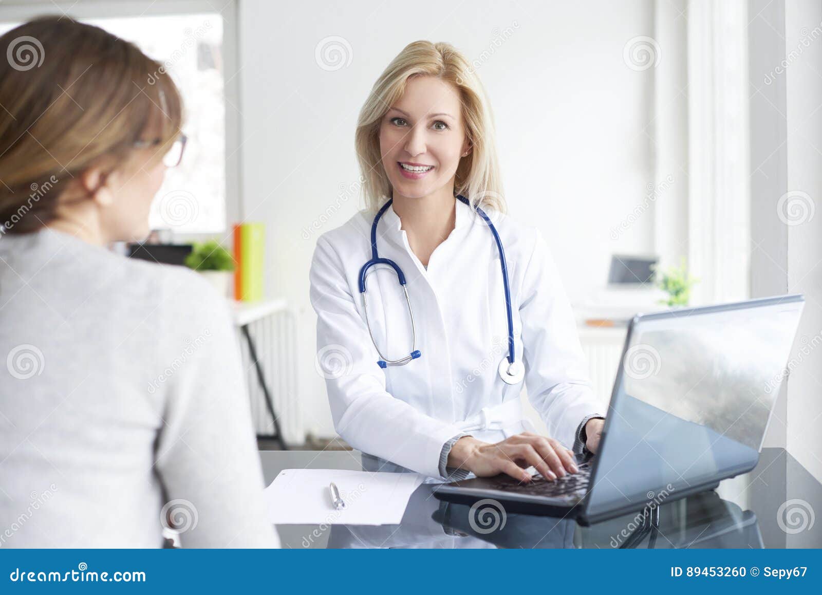 Doctor y su paciente foto de archivo. Imagen de mirando - 89453260