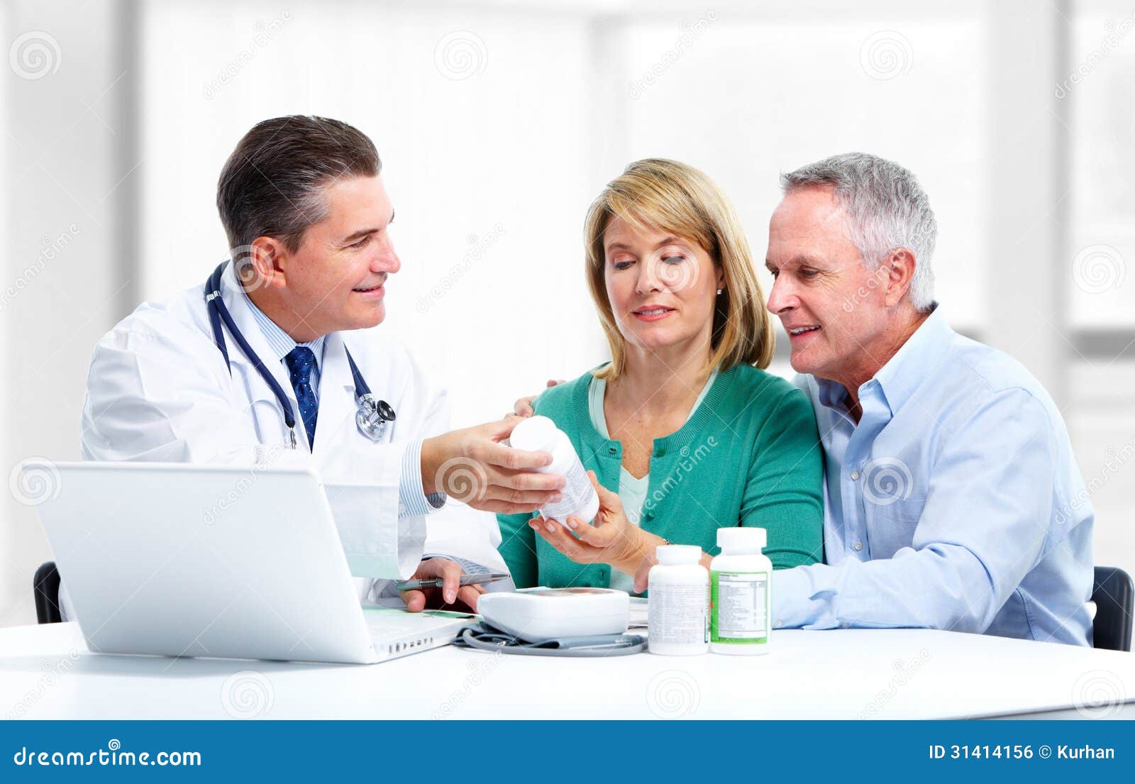 Doctor y un paciente. foto de archivo. Imagen de viejo - 31414156