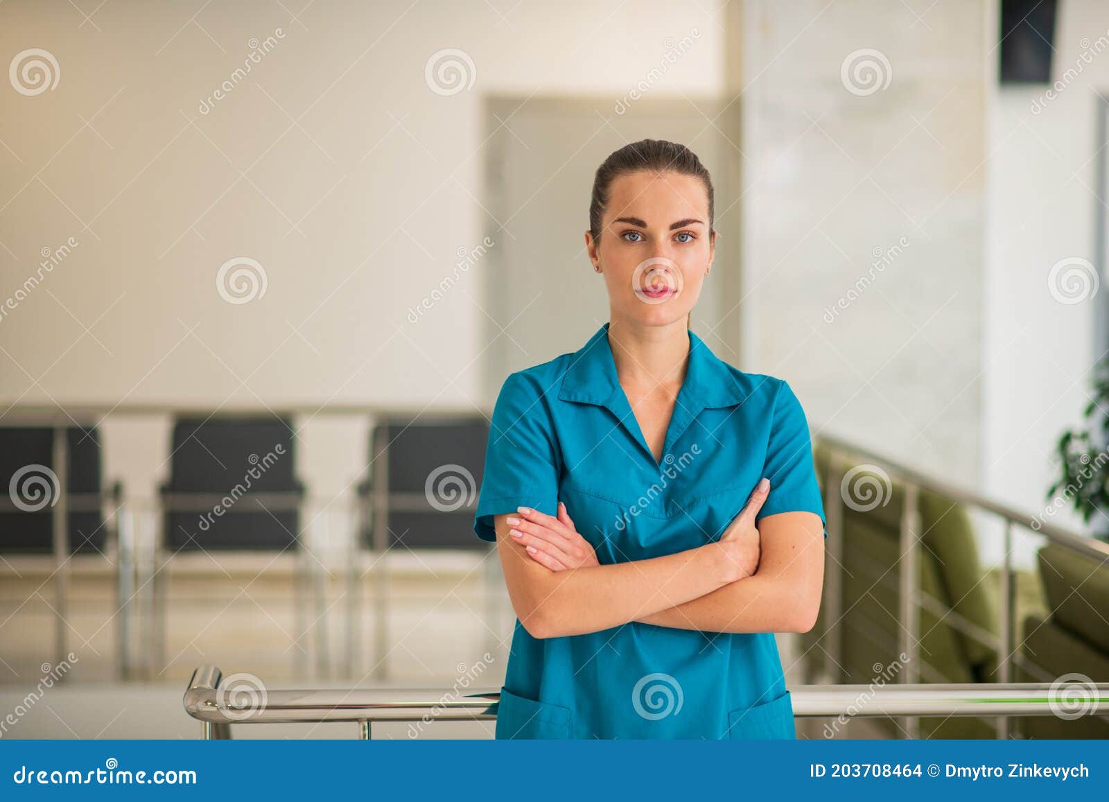 Doctora Joven Guapa Con Uniforme Azul, Determinada Foto de archivo ...