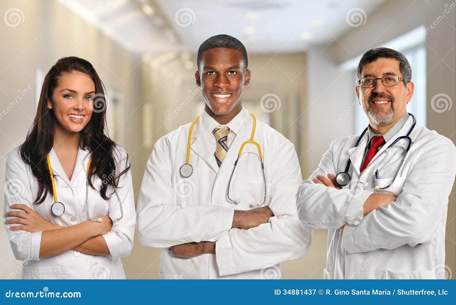 Doctores En El Edificio Del Hospital Imagen de archivo - Imagen de ...