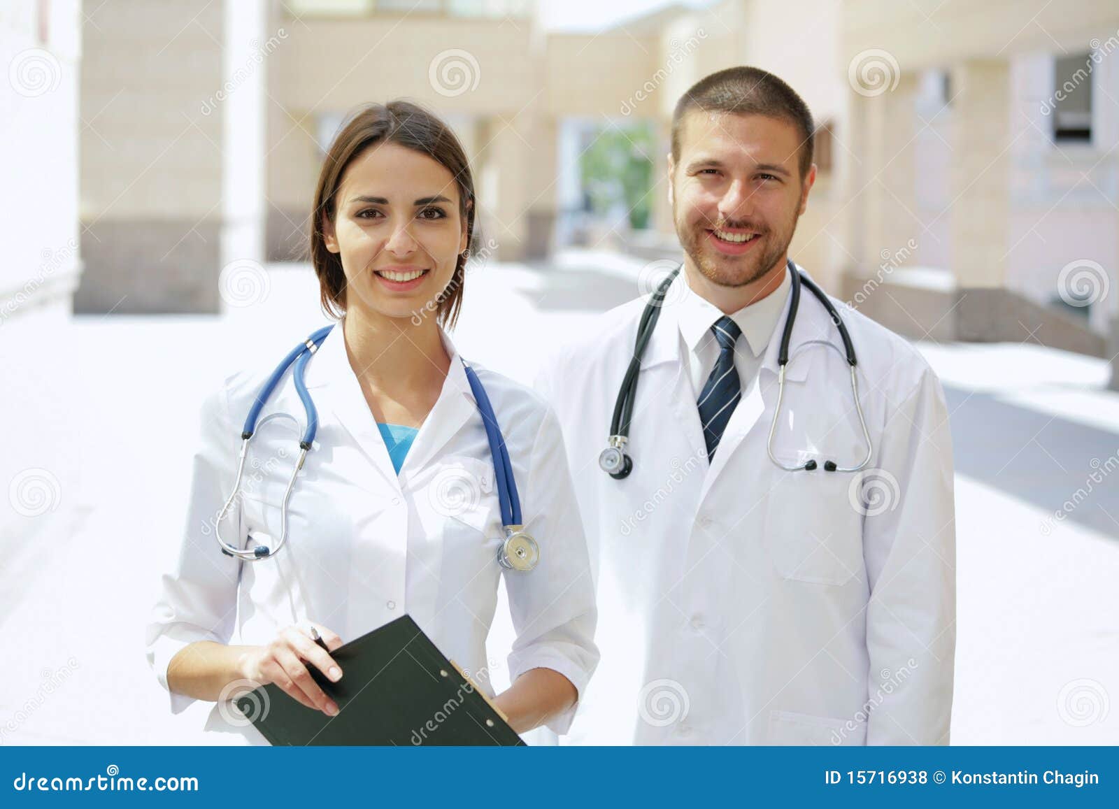 Doctores jovenes foto de archivo. Imagen de bueno, estetoscopio - 15716938