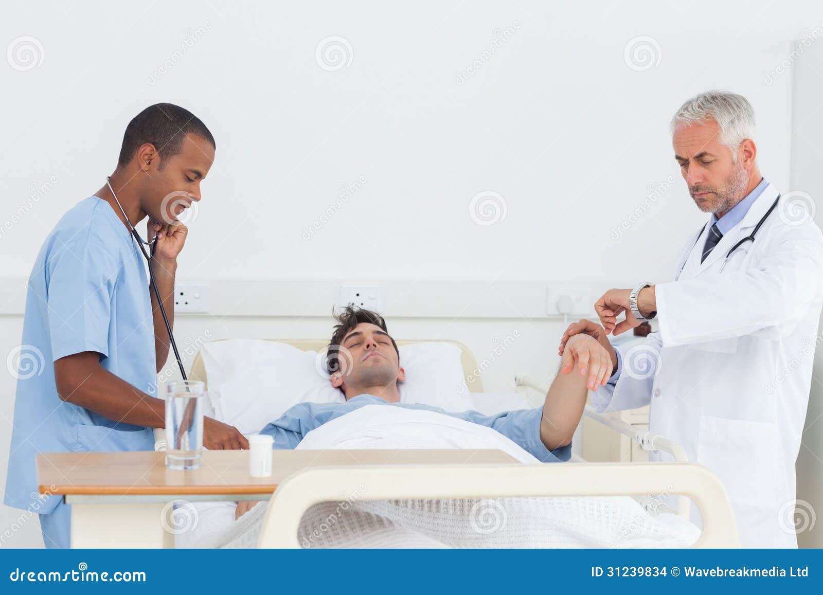 Doctores Que Examinan a Un Paciente Foto de archivo - Imagen de ...