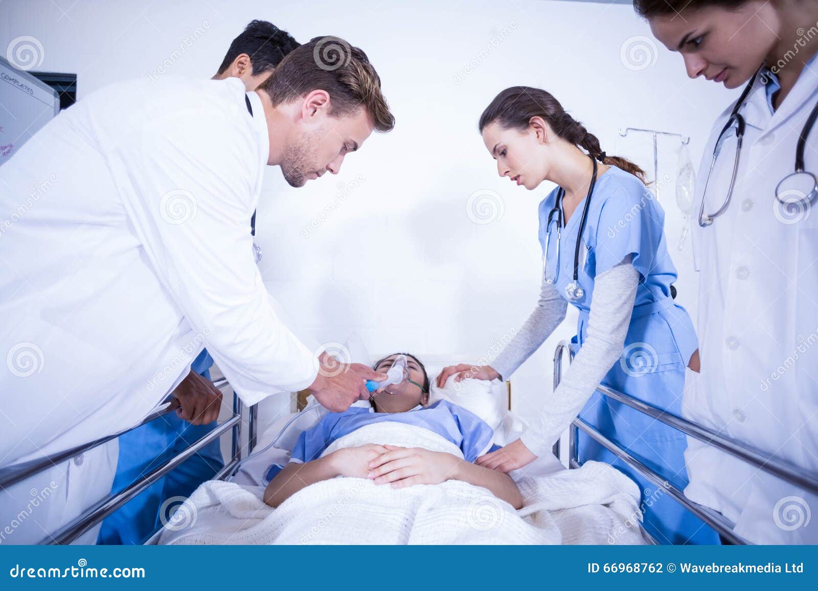 Doctores Que Examinan a Un Paciente En Cama Foto de archivo - Imagen de ...