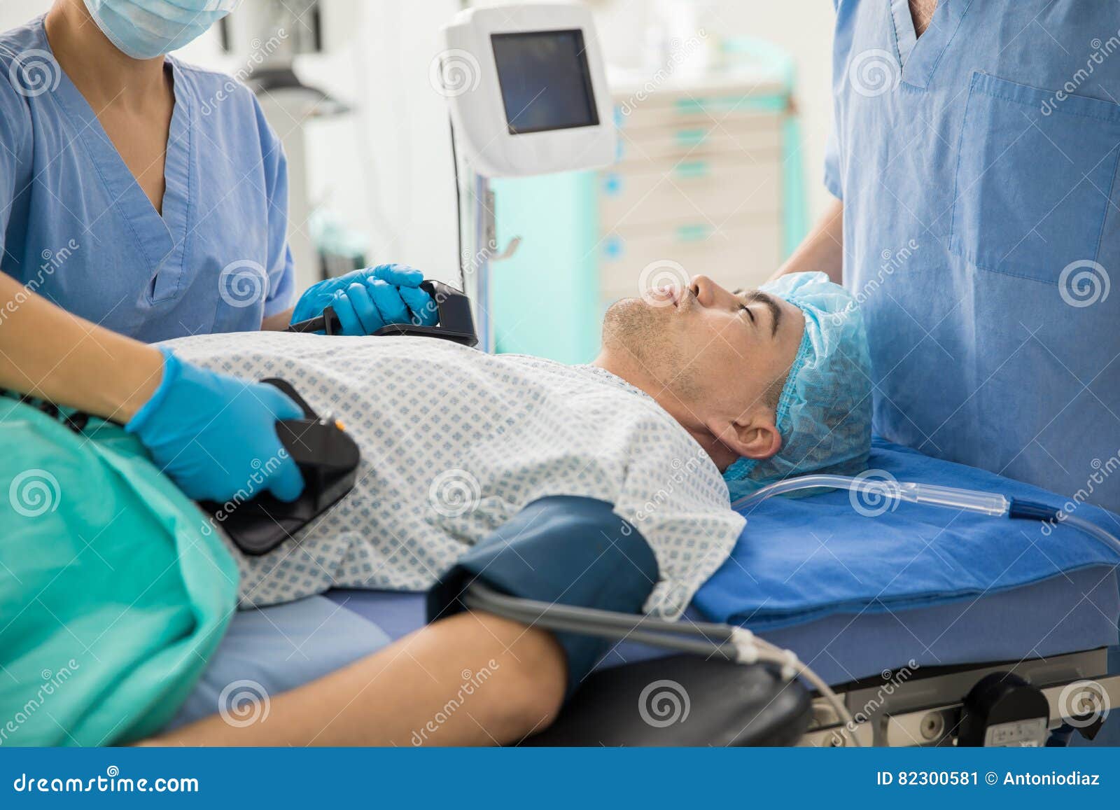 Doctores Que Reaniman a Un Paciente Imagen de archivo - Imagen de ...