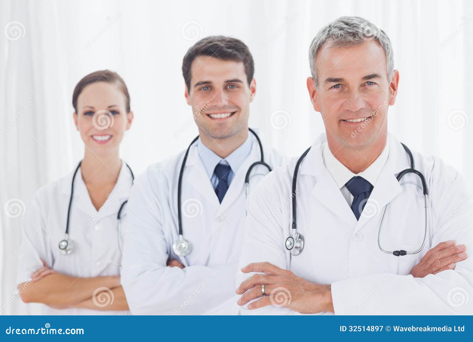 Doctores Sonrientes Que Presentan Junto Imagen de archivo - Imagen de ...