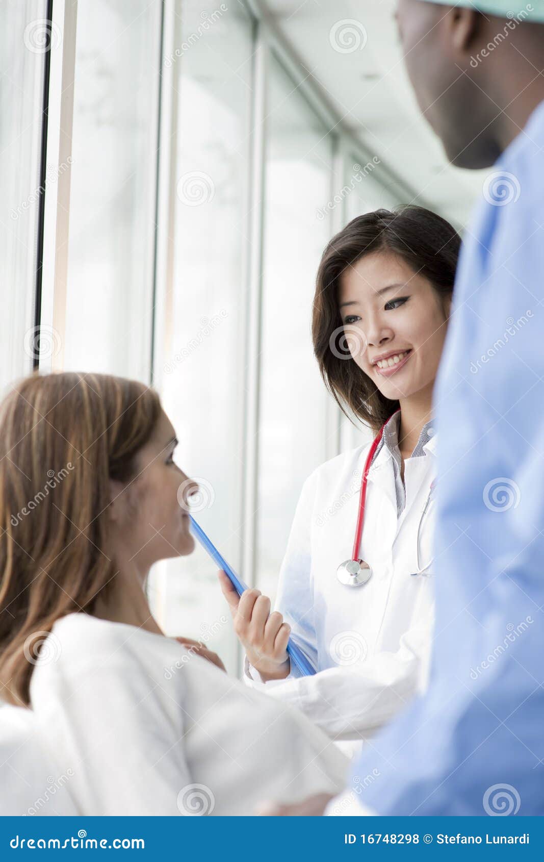 Doctores y paciente foto de archivo. Imagen de paciente - 16748298