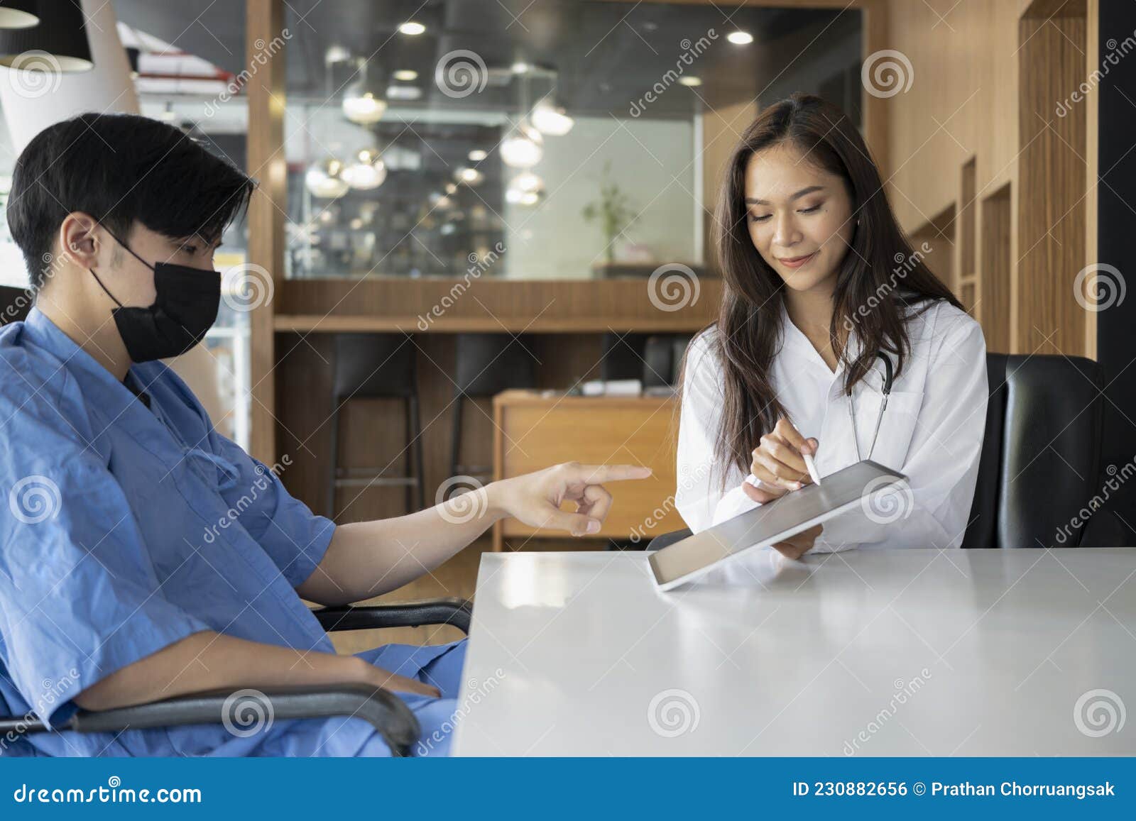 Doctors Holding Digital Tablet and Explaining about Patient Diagnosis ...