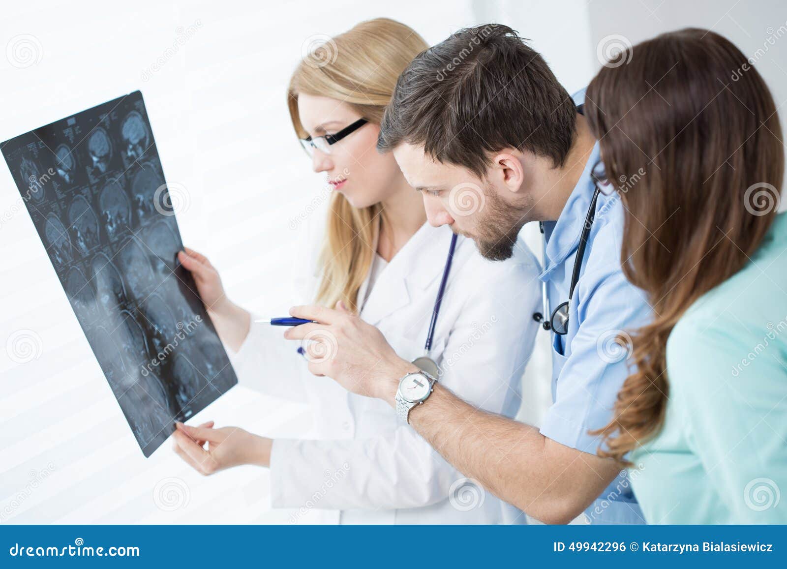 Doctors Looking at Brain MRI Stock Photo - Image of problem, consulting ...