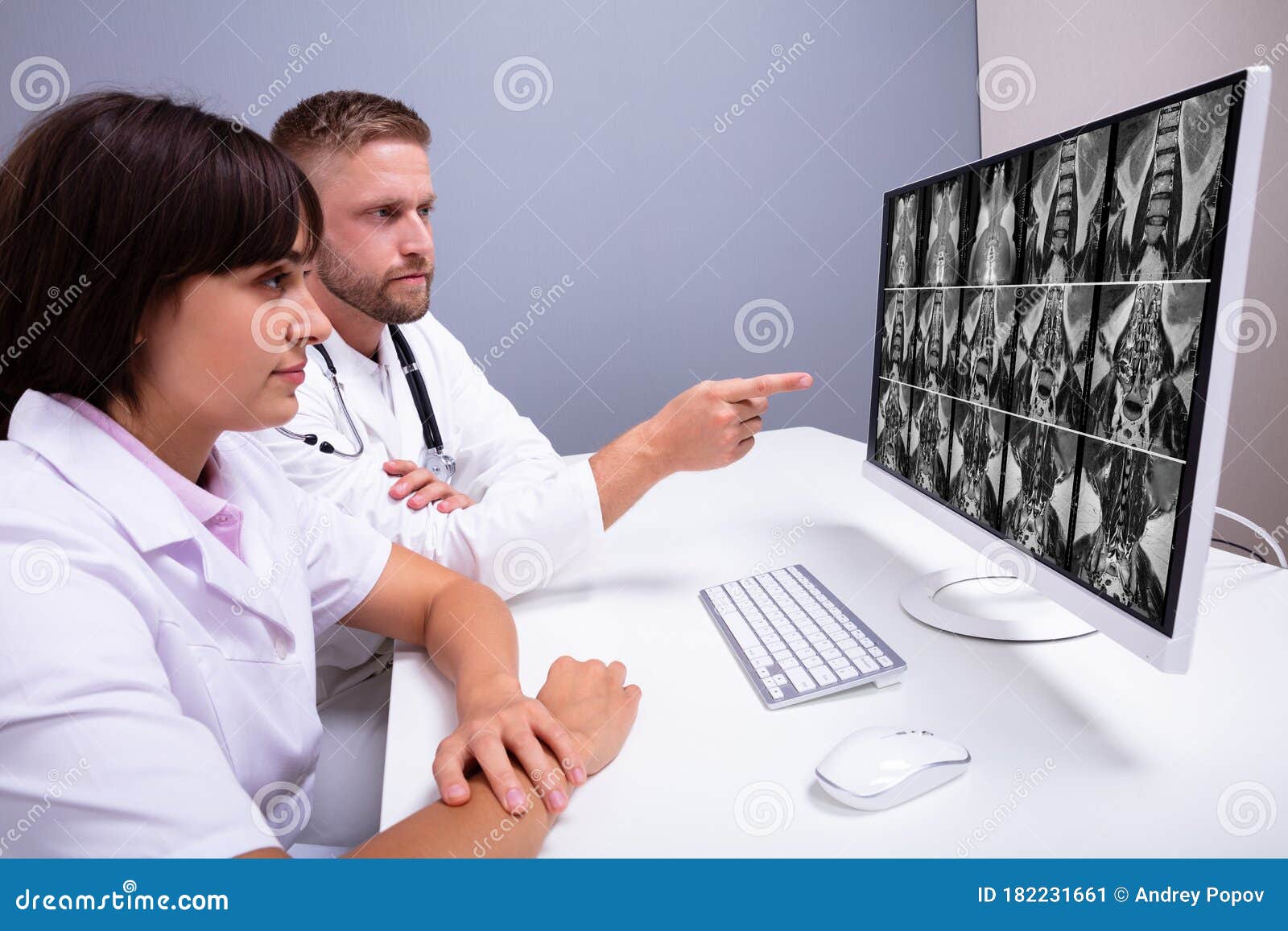 Doctors Looking at an MRI Scan at Computer Stock Image - Image of ...
