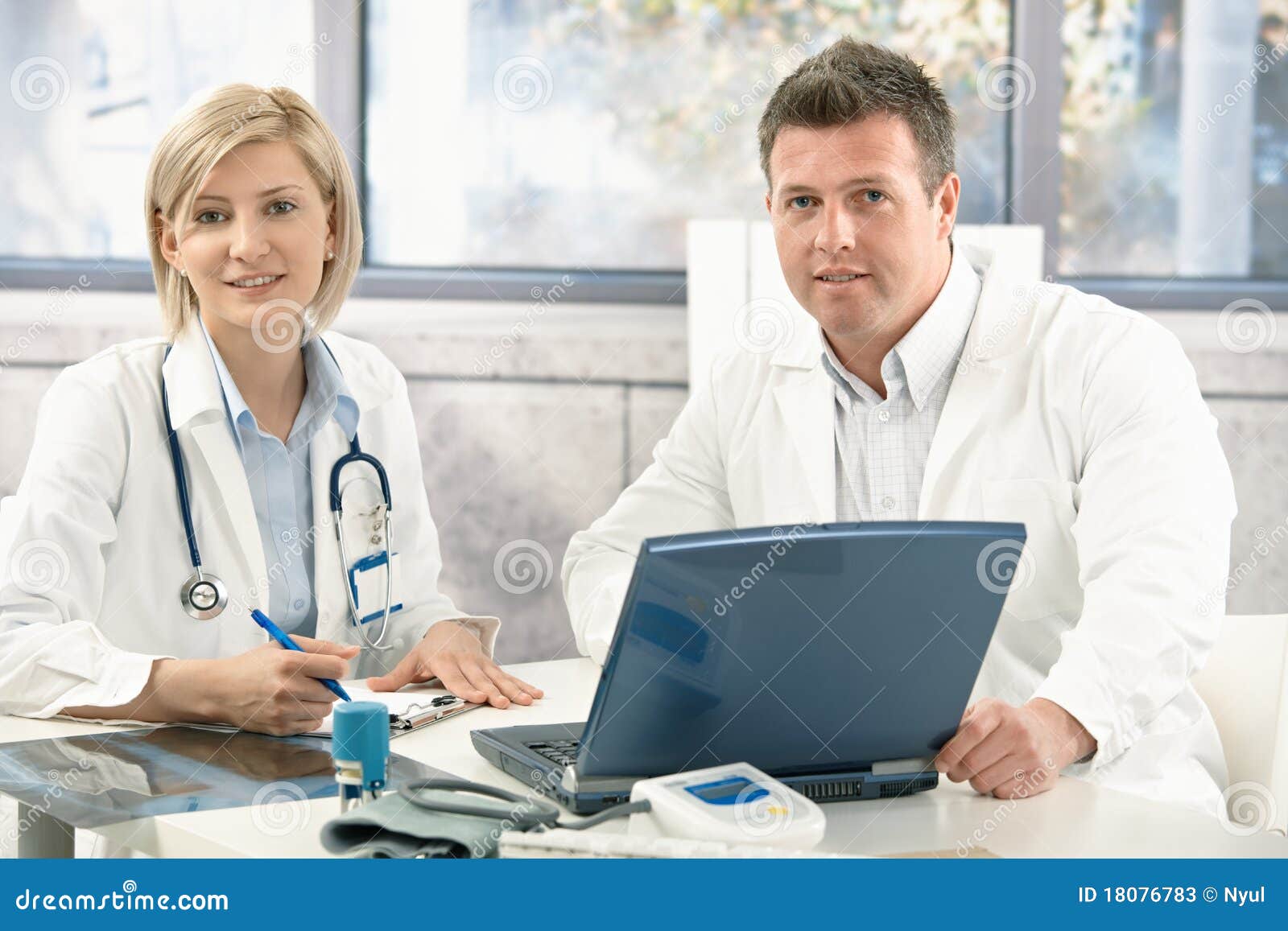 Doctors medical portrait 库存图片. 图片 包括有 的类韵, 专家, 工友, 愈合 - 18076783