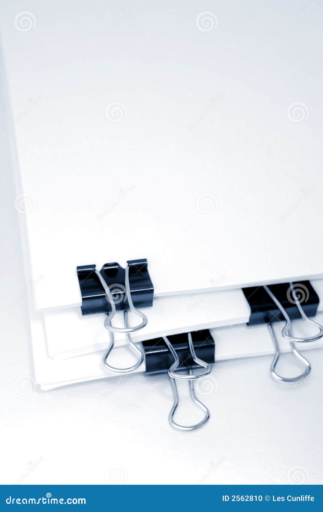 Document & klemmen stock foto. Image of voorwerp, zaken - 2562810