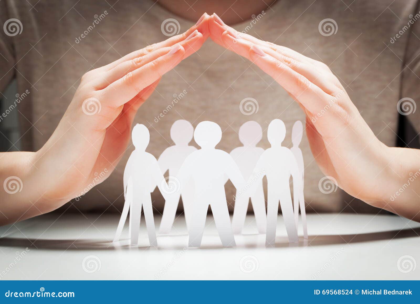 Document De Mensen Dienen Onder Gebaar Van Bescherming in Stock Foto ...