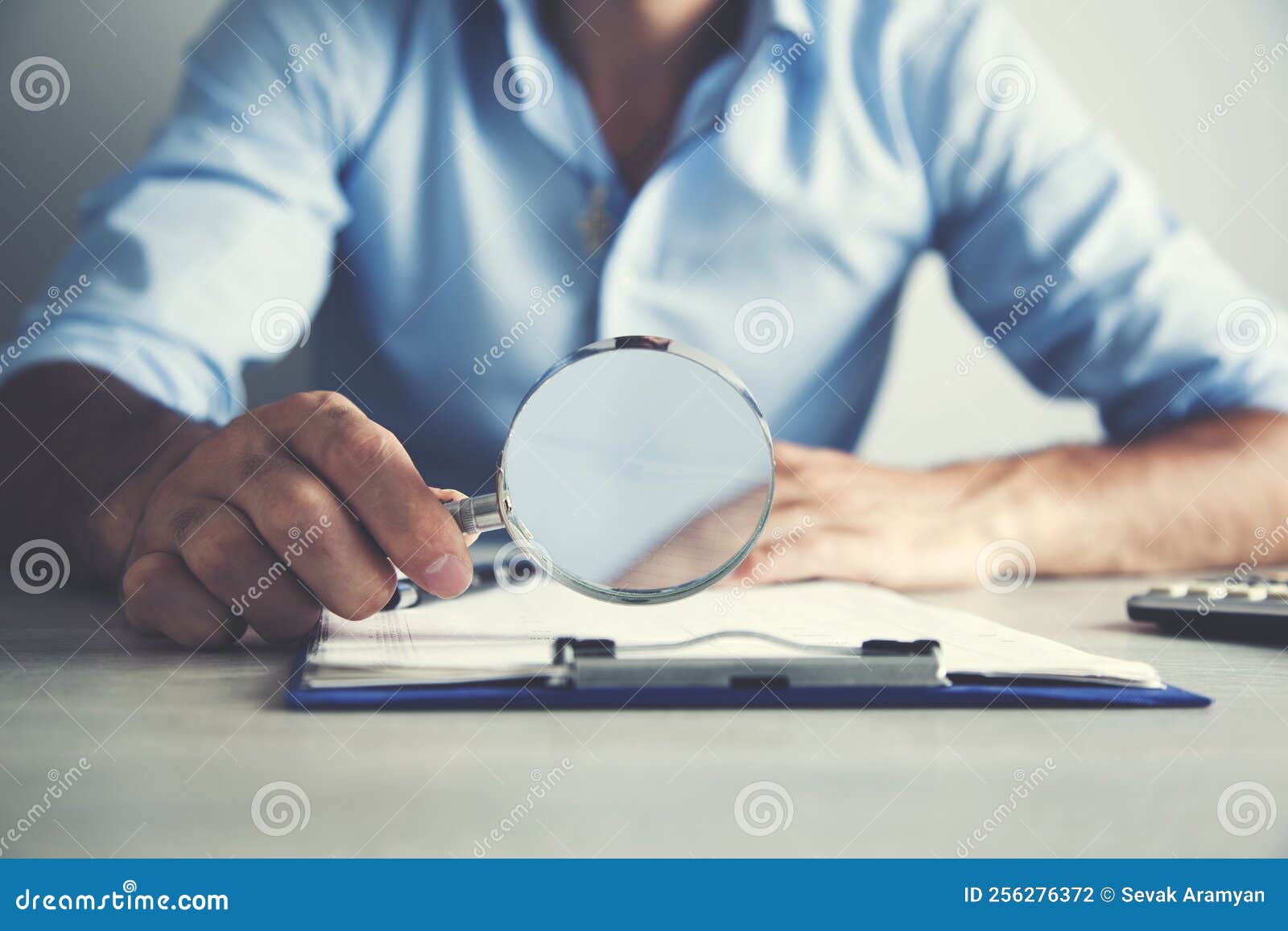 Document manuel avec loupe photo stock. Image du main - 256276372