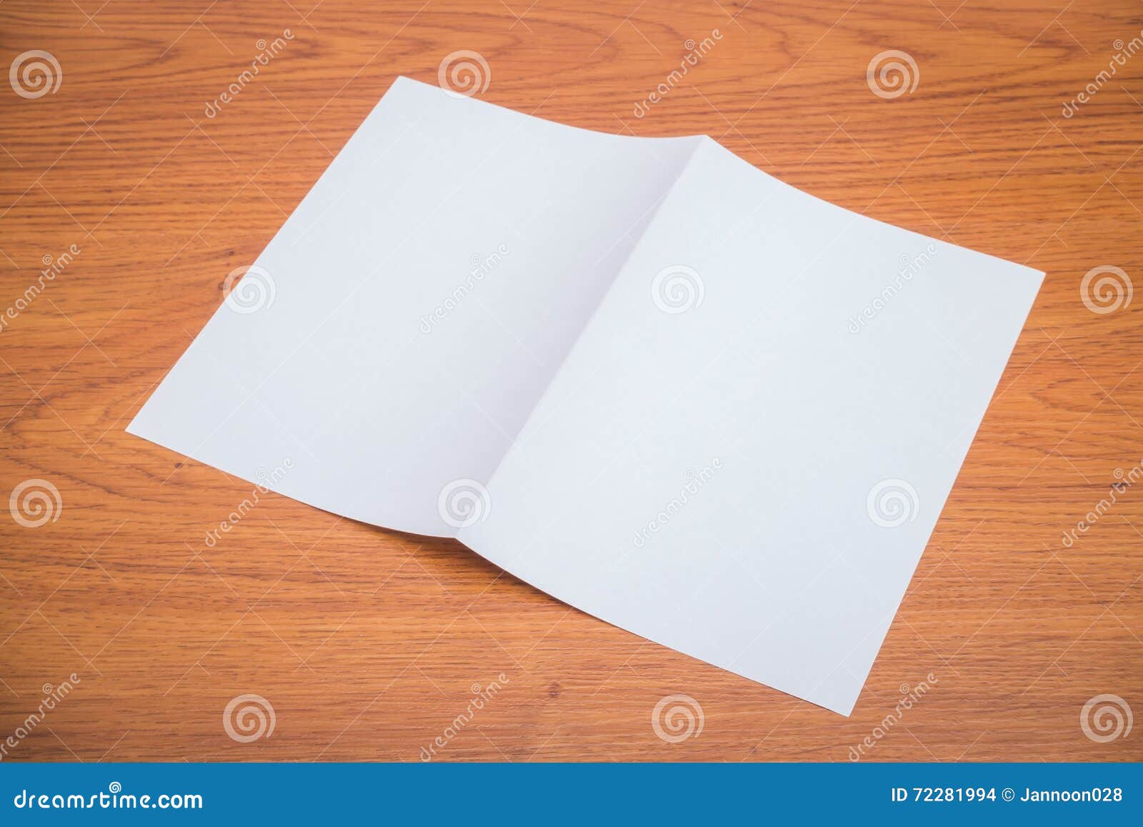 Documento Blanco Plegable De La Plantilla Sobre La Textura De Madera ...