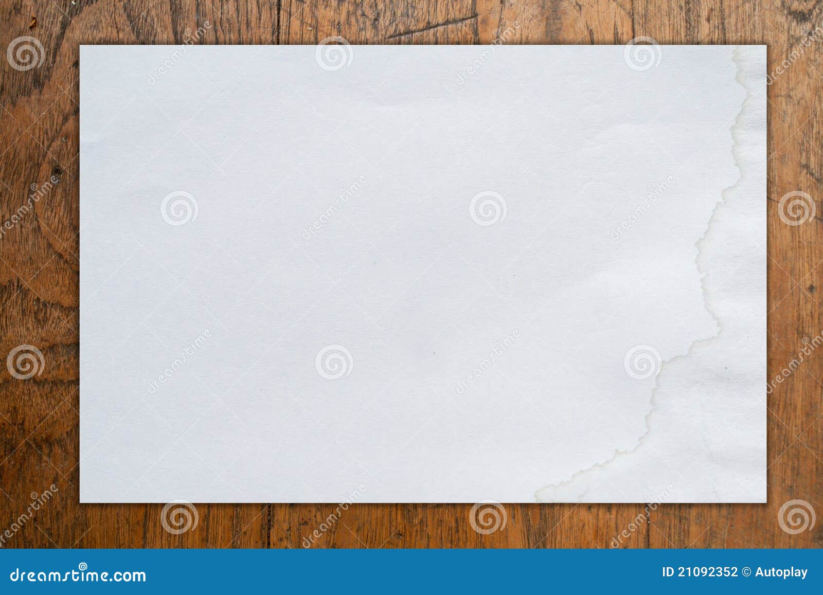 Documento En Blanco Blanco Sobre El Fondo De Madera Foto de archivo ...