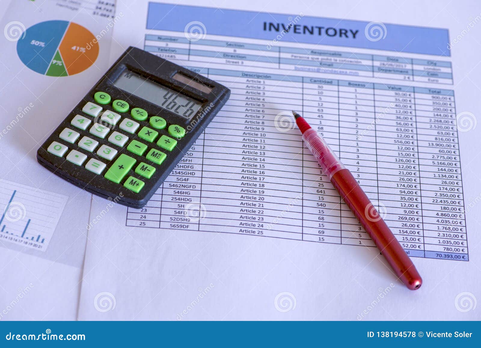 Documentos De Contabilidad De Una Compañía En La Tabla Foto de archivo ...