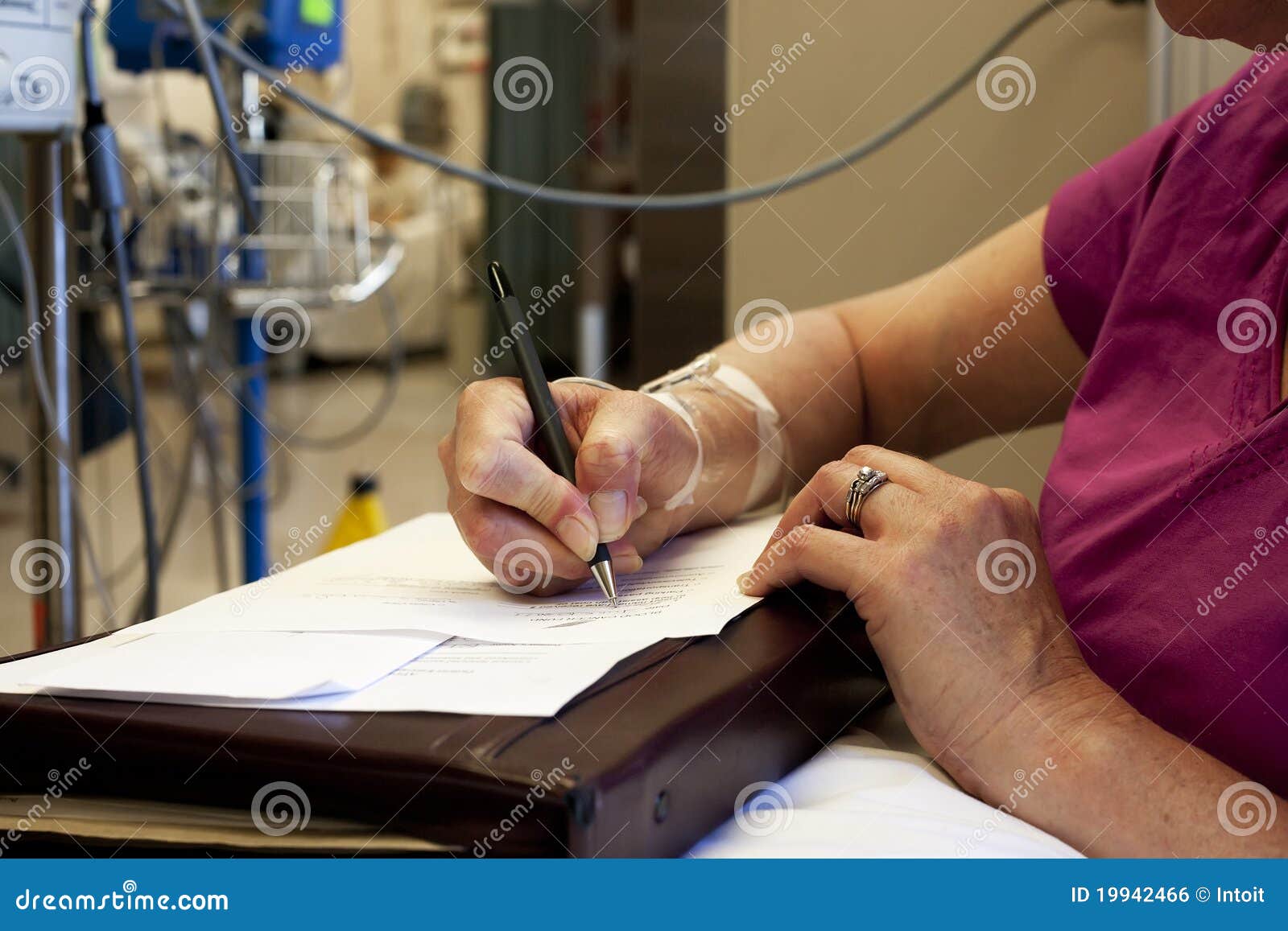 Documentos De Firma Del Paciente Durante El Tratamiento Foto de archivo ...