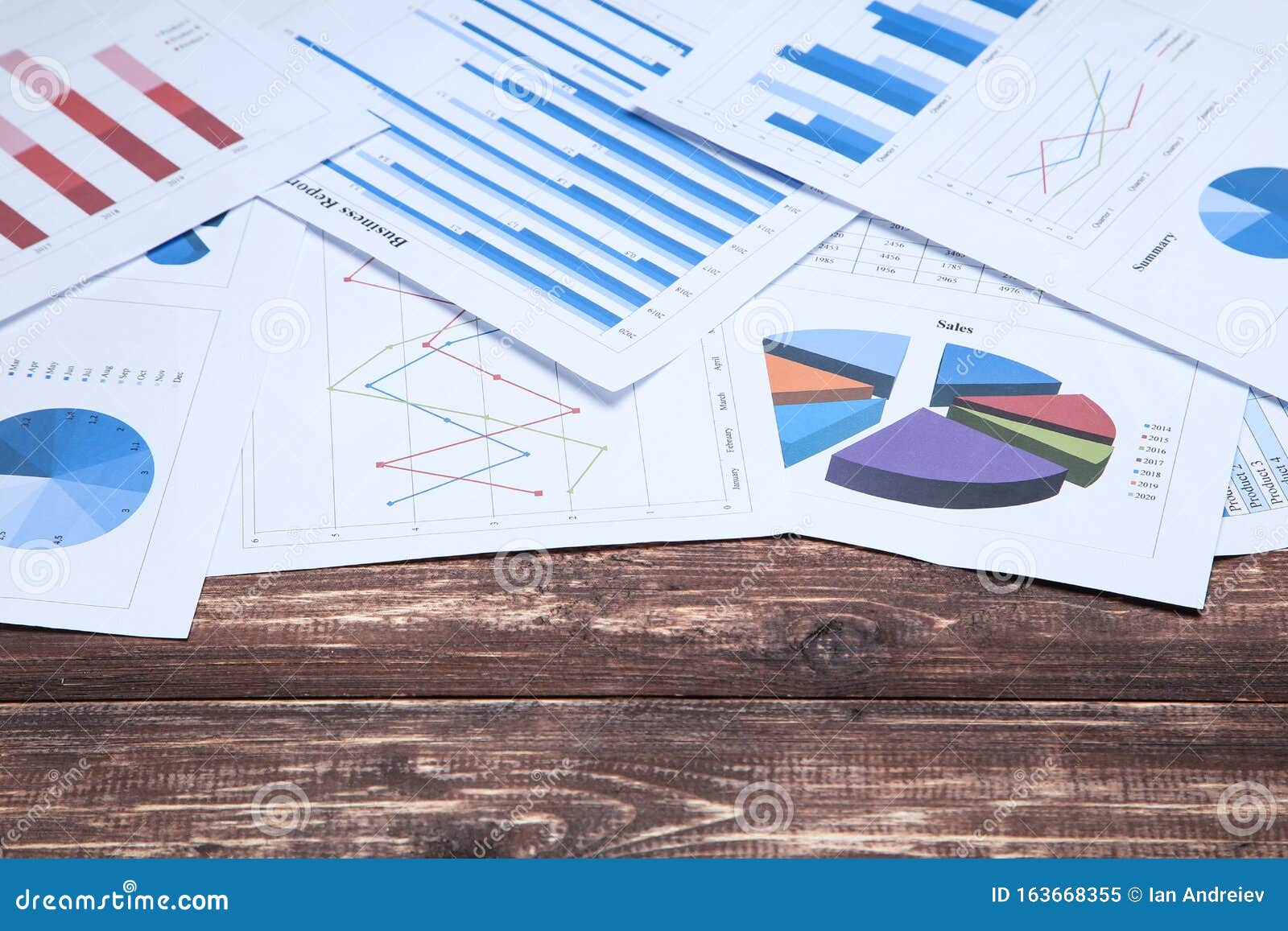 Documentos Financieros Con Gráficos Y Gráficos Imagen de archivo ...