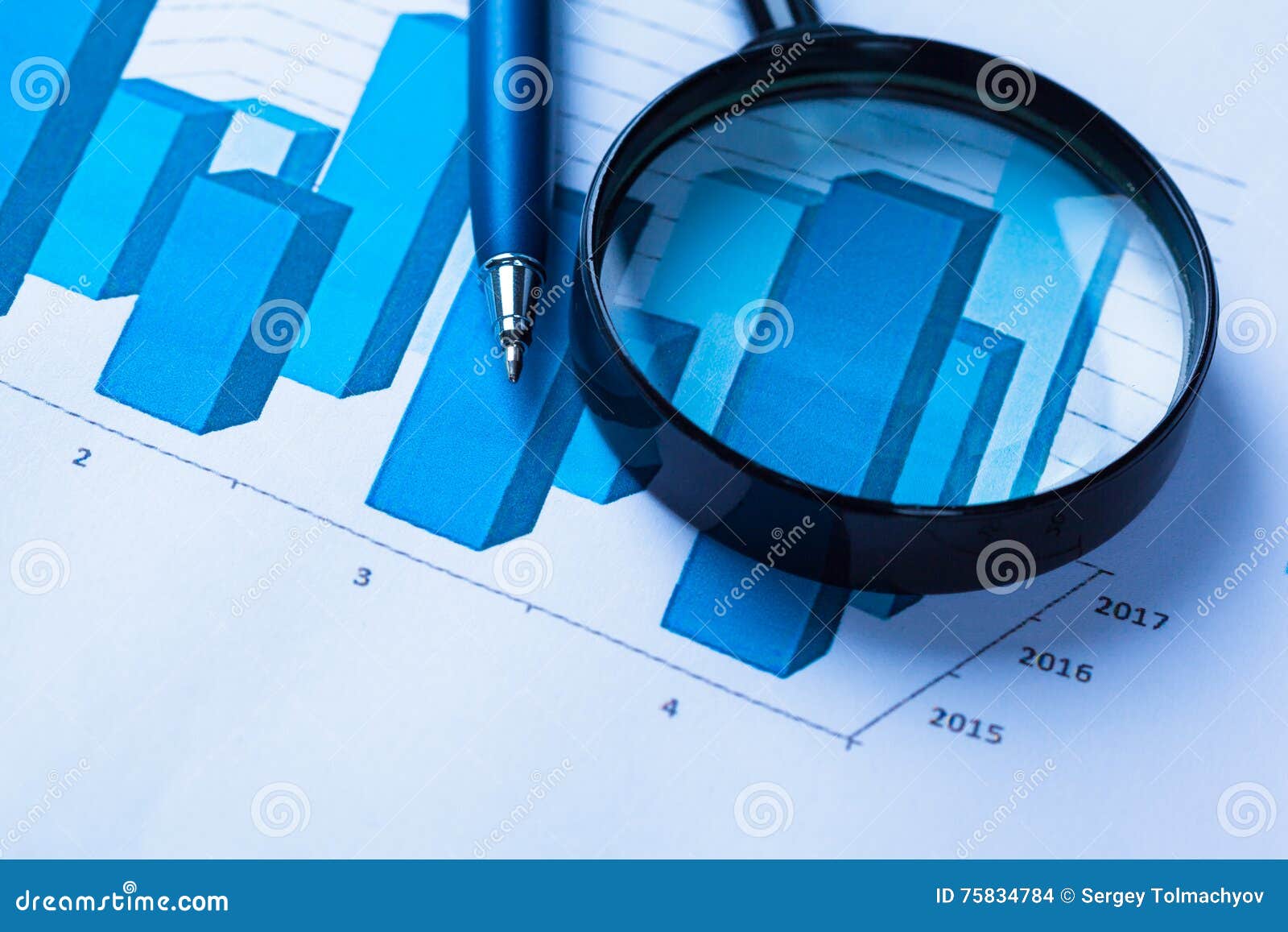 Documentos Financieros Con La Lupa Foto de archivo - Imagen de forma ...