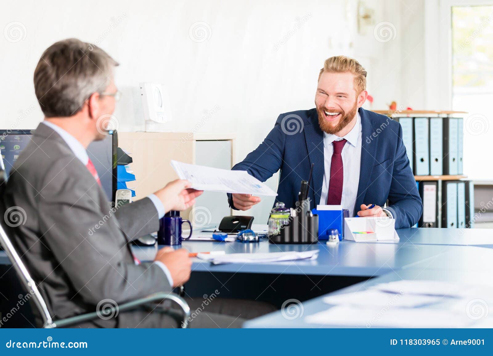 Documents De Signature De Directeur Au Bureau Image stock - Image du ...