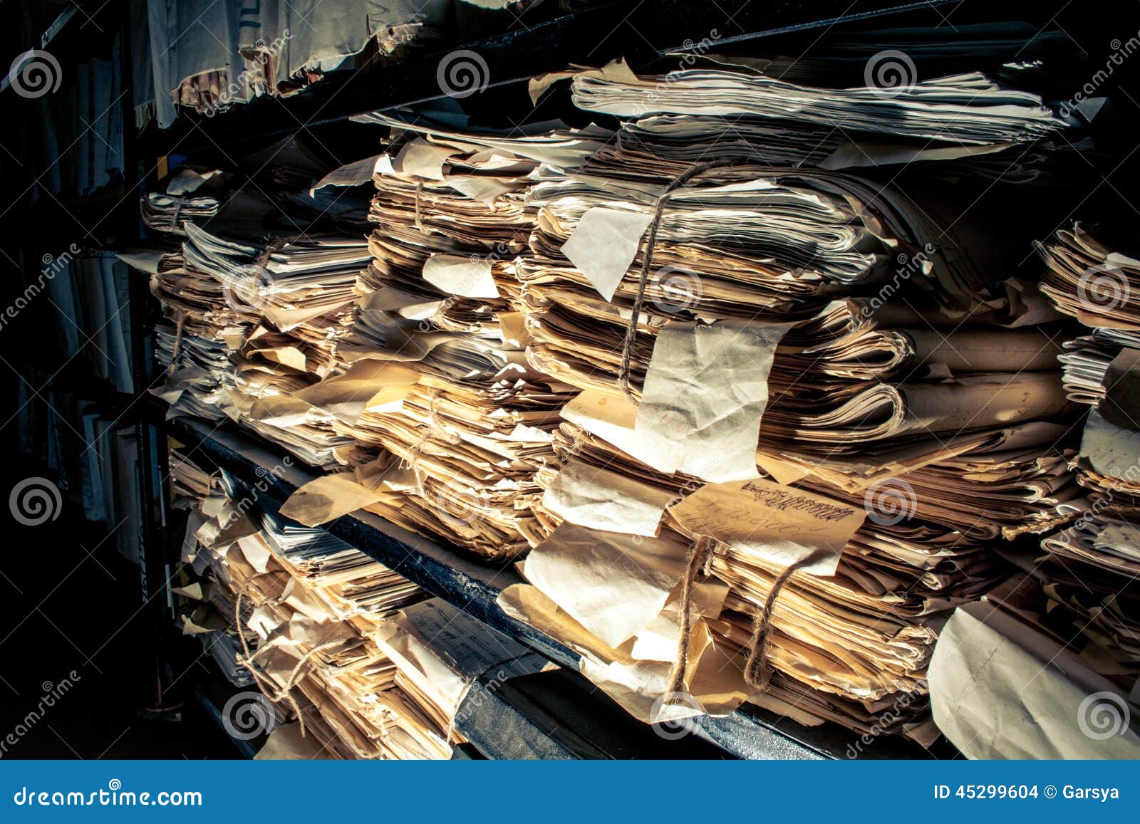 Documents Sur Papier Dans Les Archives Photo stock - Image du ...