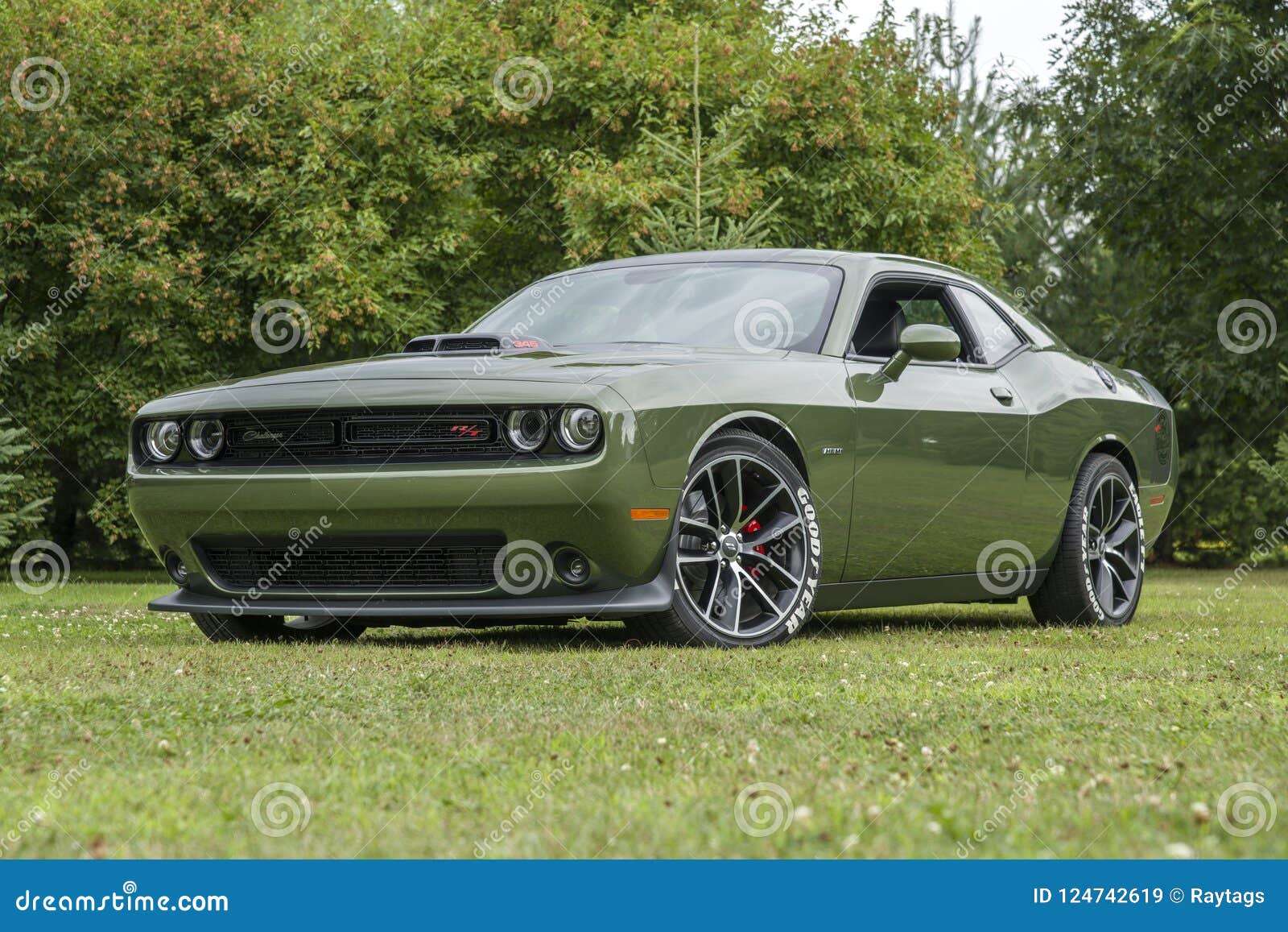 Dodge challenger editorial stock image. Image of cars - 124742619