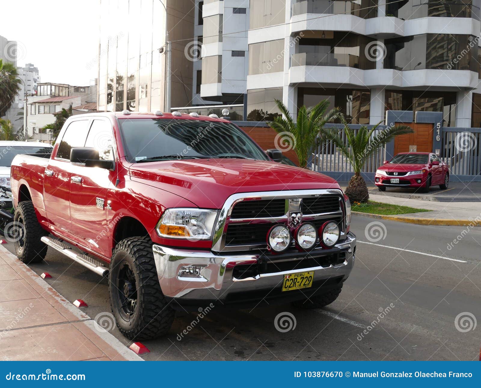 Dodge Rojo Coge LA RAM 2500 Parqueada En Lima Imagen editorial - Imagen ...