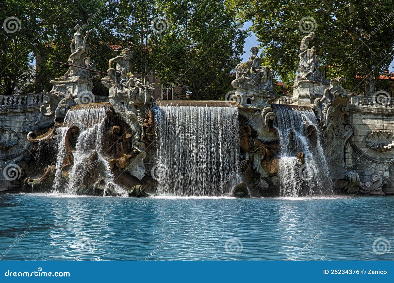 Dodici mesi di fontana fotografia stock. Immagine di esterno - 26234376