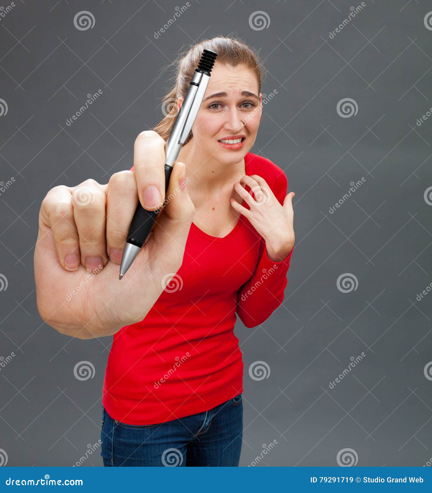 Doen Schrikken Mooie Jonge Vrouw Die Een Contract Aarzelen Te