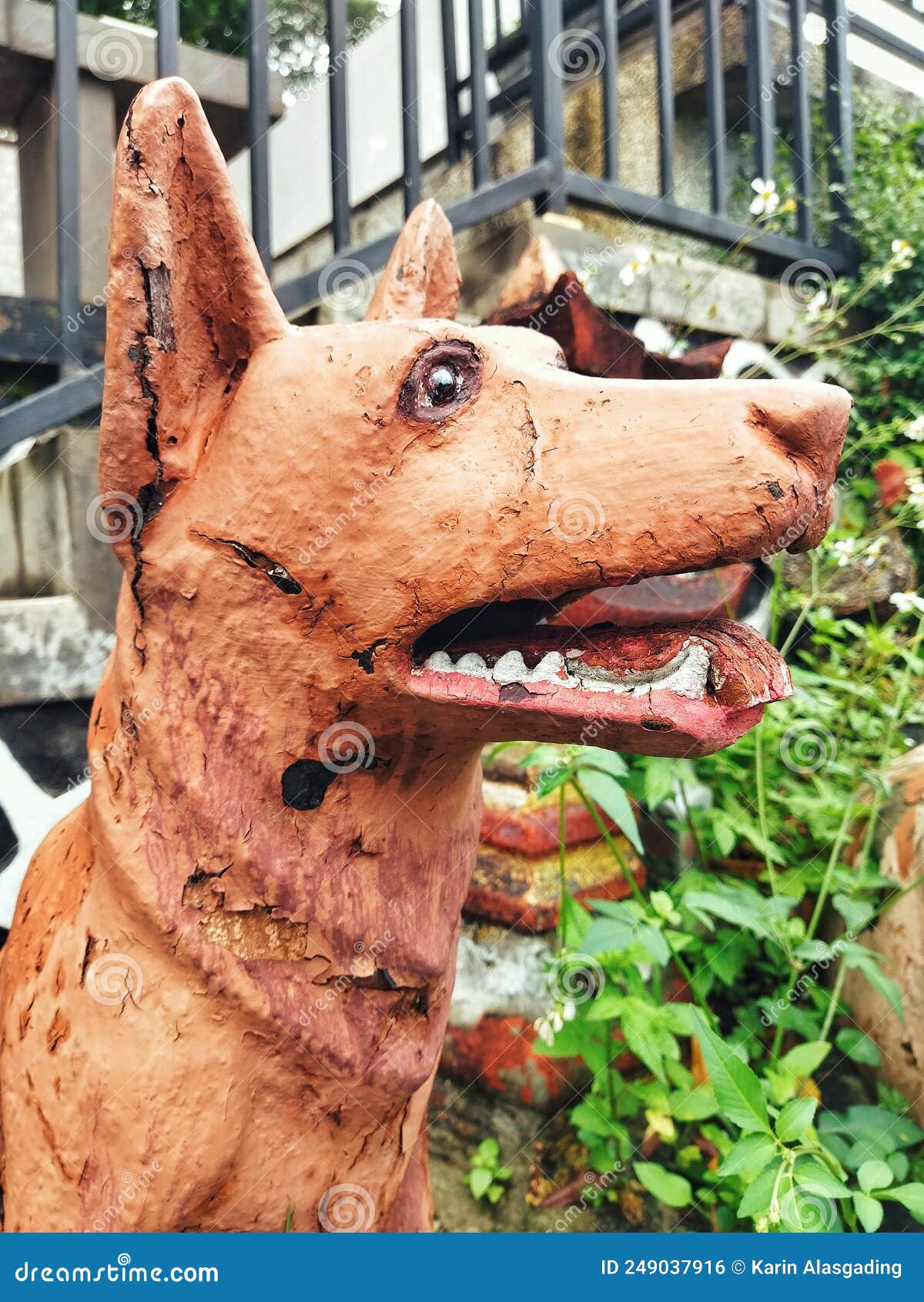 Statue Of Couple Kissing After Married Royalty-Free Stock Photography ...
