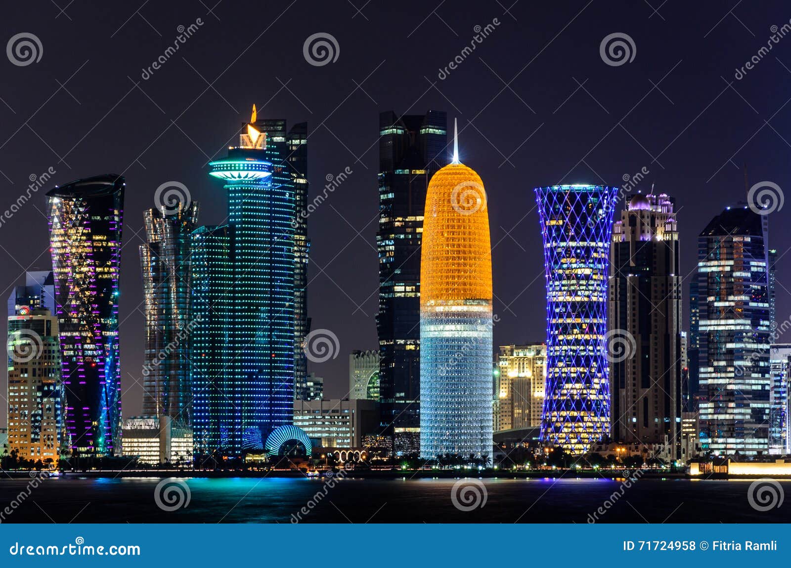 Dohahorizon, Qatar Bij Nacht Stock Foto - Image of stad, volledig: 71724958