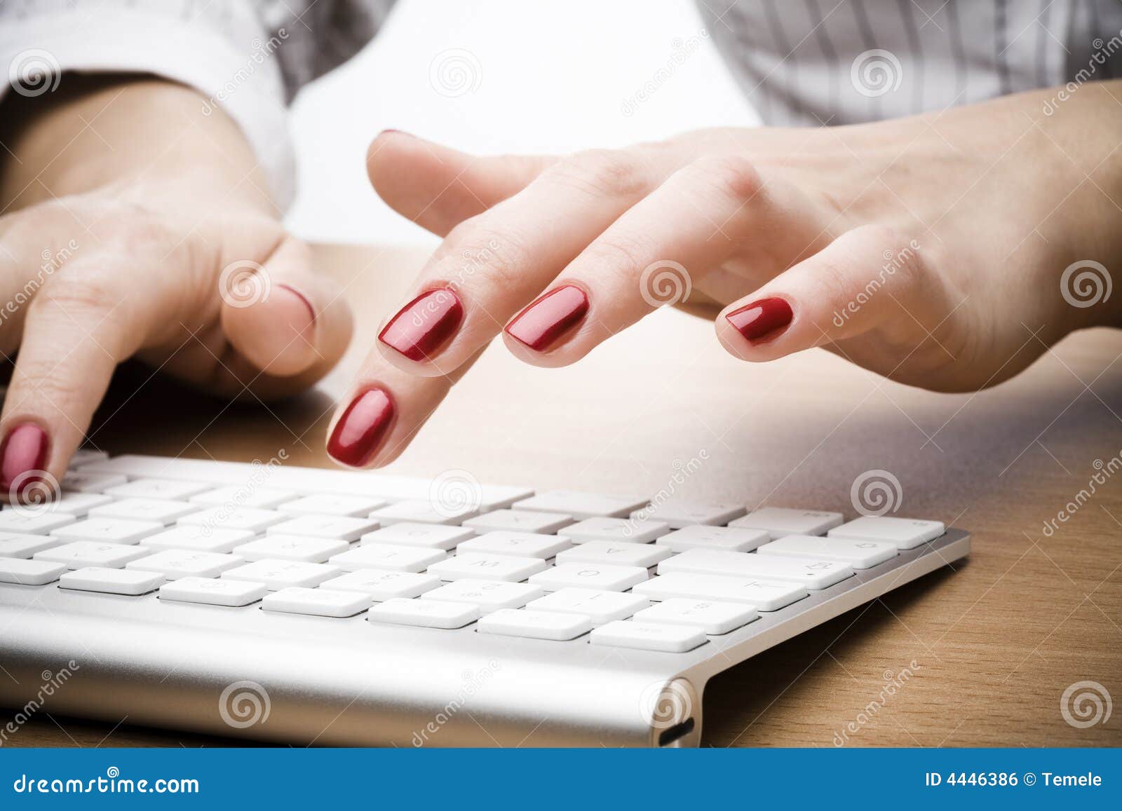 Doigts avec le clou rouge photo stock. Image du clou, écriture - 4446386