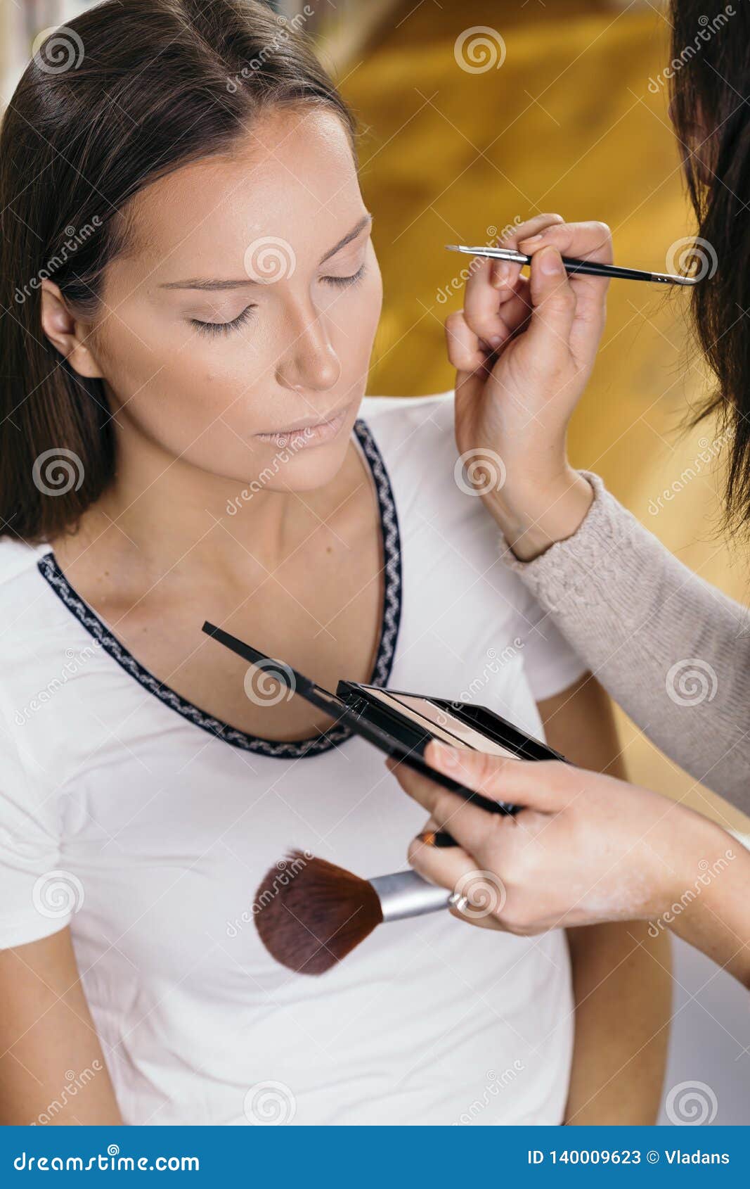 Doing the eyebrows stock image. Image of shading, care - 140009623