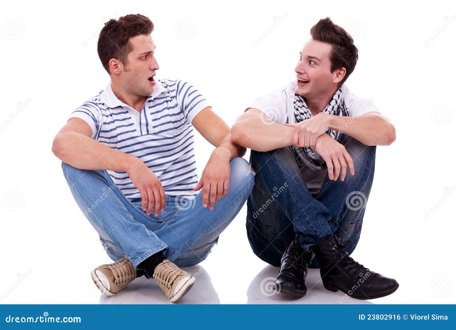 Dois Amigos Dos Homens Que Olham Um No Outro Foto de Stock - Imagem de ... Dois Amigos Dos Homens Que Olham Um No Outro Foto de Stock - Imagem de ...
